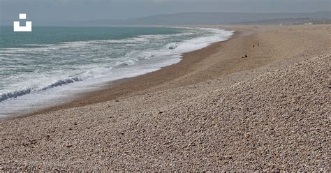 몇 사람이 걷는 해변 사진 Unsplash의 무료 회색 이미지