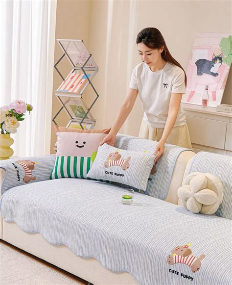 芯齊世界 在海底深處，有個人魚家庭 ～ 阿母正叫著女兒：你玩具要收一收喔！ 突然女兒唱著： ＂我是海裡的女巫，可怕又邪惡的女巫，如果你想