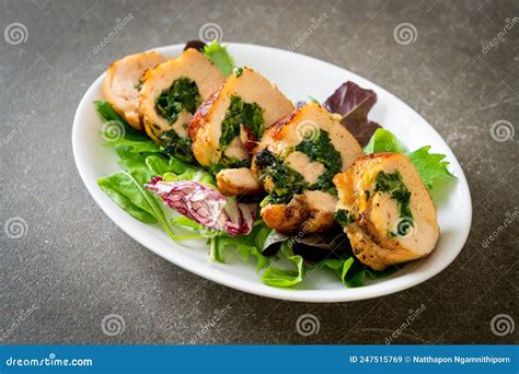 Pechuga De Pollo Rellena De Queso Y Espinacas Imagen De Archivo