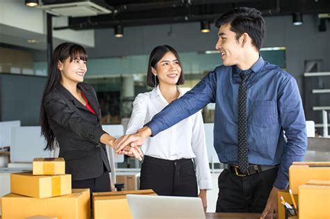 영 비즈니스 사람들이 성공 비즈니스를 위한 계획 함께 젊은 사람들이 온라인 비즈니스 중소 기업 배달 프로젝트 온라인 비즈니스 또는 중소 기업 개념 사람들 성공 위해 시작