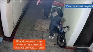 Copii veniți la colindat filmați în timp ce fură o bicicletă din scara