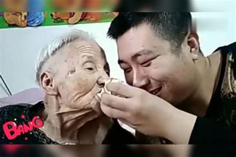 孙子故意当着百岁奶奶面咳嗽，奶奶的做法绝了，网友笑喷