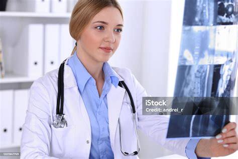 Dokter Wanita Memeriksa Gambar Xray Dekat Jendela Di Rumah Sakit Ahli