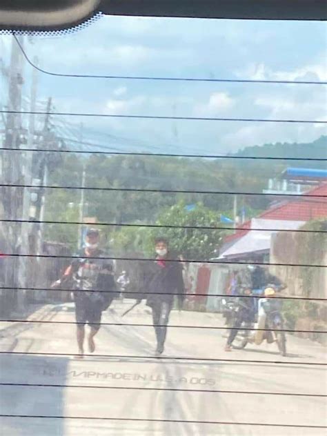 တာချီလိတ်မြို့တွင် ဓားရှည်များကိုင်ထားသည့် အမျိုးသား ၃ ဦးက ဆိုင်ကယ်တစ