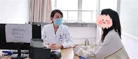 杭州丨汗！嫌公厕脏怕染性病，女子穿高跟鞋站马桶圈，结果脚滑摔倒，外阴受伤厕所冲水女士