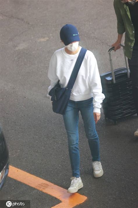 袁泉走vip通道，休闲打扮超低调 搜狐大视野 搜狐新闻