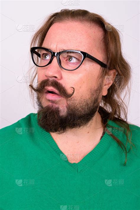 络腮胡子小胡子白色背景男人长发注视镜头垂直画幅30到39岁白人泰国