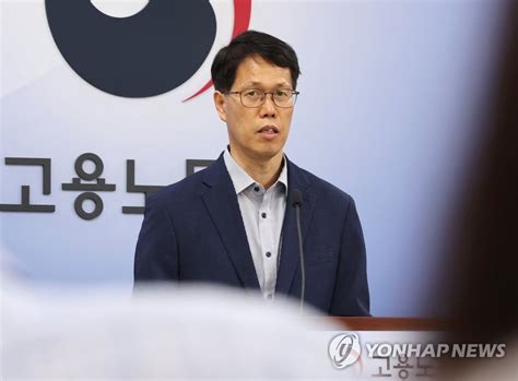 5월 노동시장 특징 설명하는 천경기 미래고용분석과장 연합뉴스