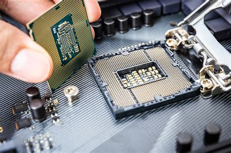 현대 컴퓨터 블랙 마더 보드의 손으로 소켓을 통해 Cpu 칩의 클로즈업 세부 사항 전자 작은 구성 요소 세부 사항 초점 선택 Cpu에 대한 스톡 사진 및 기타 이미지
