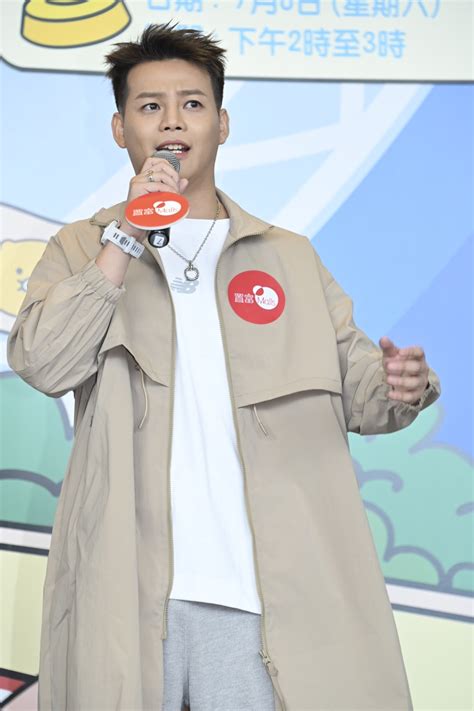 吳保錡告白女神菊梓喬 望與對方合唱兼約食飯 預告error將出新團歌 星島日報