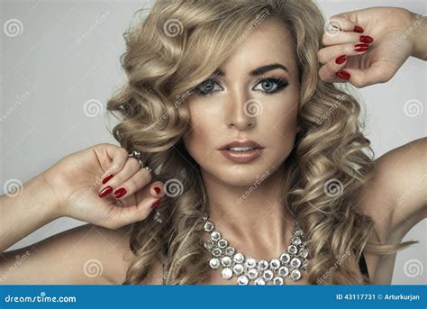 Молодая сексуальная белокурая женщина в черном женское бельё Стоковое Изображение изображение