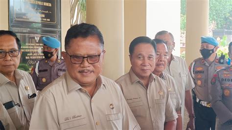 Former Police Chiefs Visited Hq To Discuss Recent Law Controversies