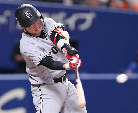 ＜中・巨＞8回を無失点に抑え、坂本（左）とグラブタッチする山崎伊（撮影・藤山 由理） スポニチ Sponichi Annex 野球