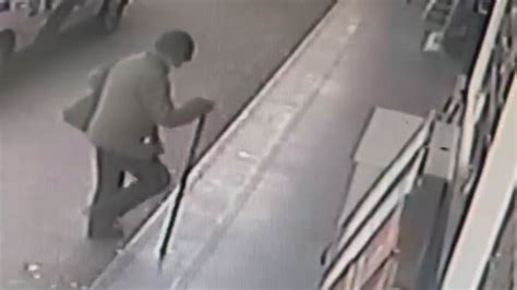 八旬老人徒步三公里买零食感谢民警凤凰网视频凤凰网