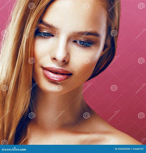 молодая красавица блондинка с прической и макияж на розовом фоне улыбается Стоковое Фото