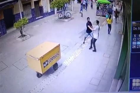 Vídeo flagra homem sendo esfaqueado no calçadão do centro de Maceió