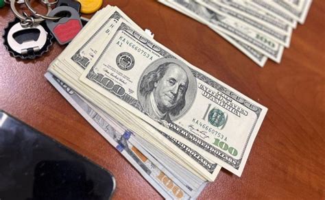 Торгував посвідками на проживання в Україні у Києві викрили посадовця Державної міграційної