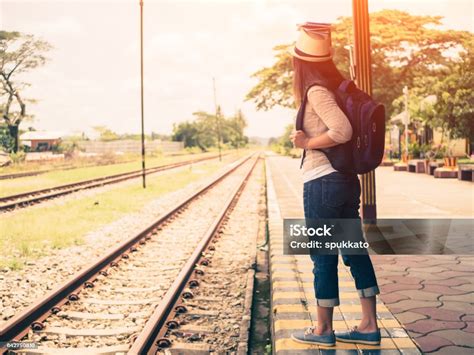 철도 플랫폼에 여행자 여자 산책 및 대기 열차의 레트로 스타일 휴가 여행 개념입니다 가방에 대한 스톡 사진 및 기타 이미지 가방 걷기 공중전화 Istock