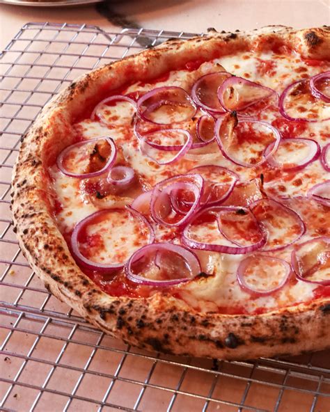 A nova pizzaria de Lisboa é cor de rosa e de lá todos saem católicos