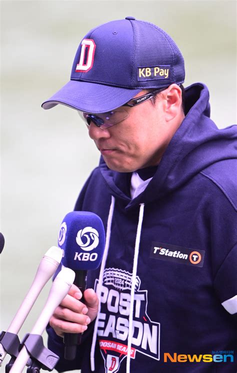 잠실구장 밖 가득 채운 “이승엽 나가” 구호미라클 두산의 씁쓸한 가을 마침표