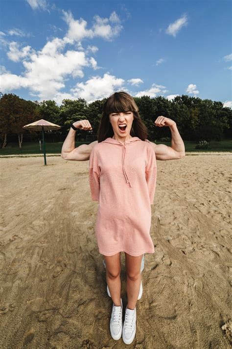 La Fille Lui Montre Des Muscles Jeunes Couples Fille Mince Avec Les