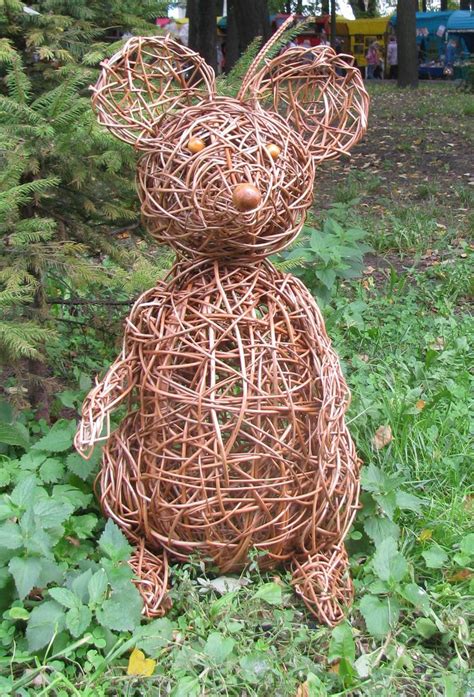 Мыша. Ивовый прут. | Garden sculpture, Grapevine wreath, Grape vines