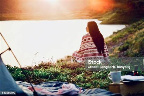아침에 산 호수 풍경 멋진 중 휴가 지출 하는 Blankget와 아시아 젊은 여자 산 광 야에서 여행 가을에 대한 스톡 사진 및