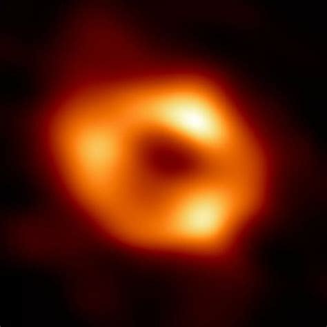 Cientistas divulgam foto inédita de buraco negro no centro da Via