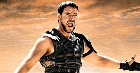 글레디에이터 러셀 크로우 영화 찍다가 다리 부러졌는데 계속 촬영 [할리웃통신]