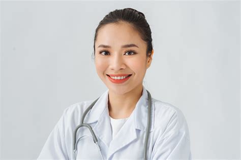 흰색에 고립 된 교차 팔과 서 의료 코트에 행복 아름다운 여성 의사 건강관리와 의술에 대한 스톡 사진 및 기타 이미지 건강