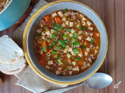 Sopa de macarrão carne moída Completa em nutrientes