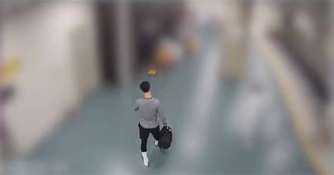 수상한 ‘쩍벌 걸음 가랑이 사이에 마약 1만명분 있었다