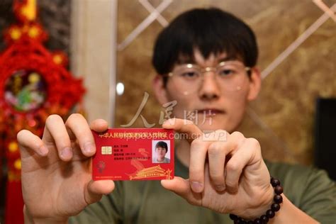 江苏太仓：首张退役军人优待证发放 人民图片网