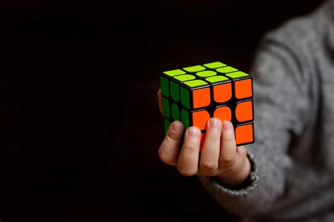 Nuestro Mundo Interesante Con Los Ojos De Un Inmigrante Del Cubo De