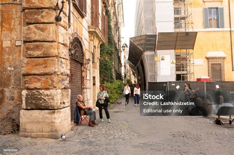 이탈리아 로마의 옛 아늑한 거리의 전망 로마의 건축물과 랜드 마크 로마의 엽서 0명에 대한 스톡 사진 및 기타 이미지 0명 거리 건물 외관 Istock
