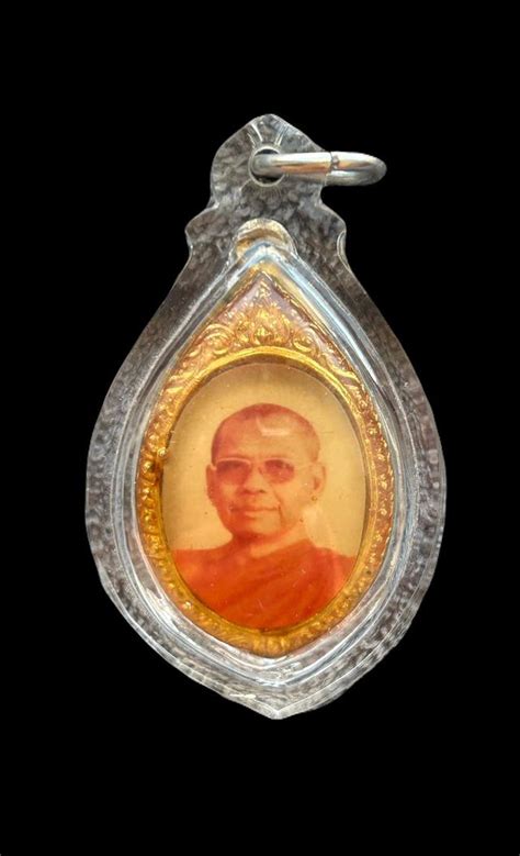 เหรียญรูปถ่ายฉลองสมณศักดิ์ หลังยันต์เกราะเพชร หลวงพ่อฤาษีลิงดำ วัดท่าซุง ปี 2528 เคลือบเรซิน