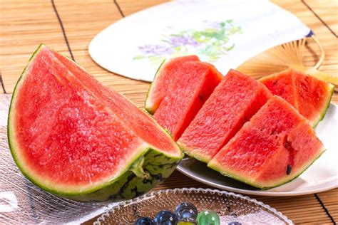 「スイカの種」を超簡単に取り除く裏ワザ、知らなきゃ損！快適に食べる方法とは Wow Magazineワウマガジン