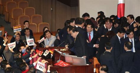 선거법 개정안 국회 본회의 통과한국당 강력 반발