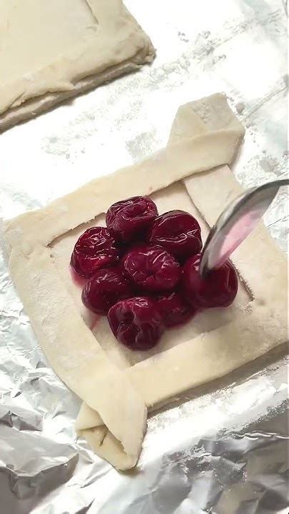 Слойка с вишней 🫶🏼 слойкасвишней рецепты выпечка Youtube