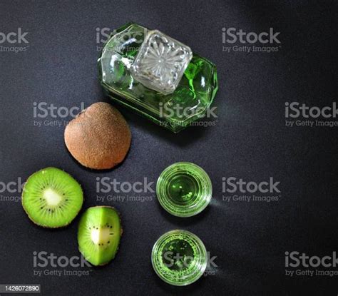 키위 기반 리큐어 강한 알코올 및 검은 색 배경에 잘 익은 이국적인 과일 조각 0명에 대한 스톡 사진 및 기타 이미지 0명