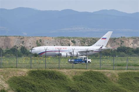 Кацна първият самолет за изгонените от Киро руски дипломати СНИМКИ