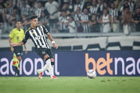 Em clima de descontração Gabriel Menino pede para usar a faixa de capitão no Atlético O TEMPO