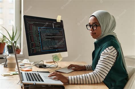 Premium Photo Side View Of Young Intern Or Professional Software