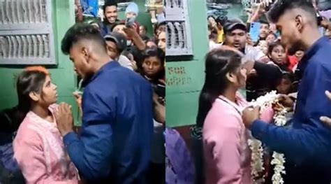 Couple Got Married In Running Train Image Goes Viral Sangbad Pratidin