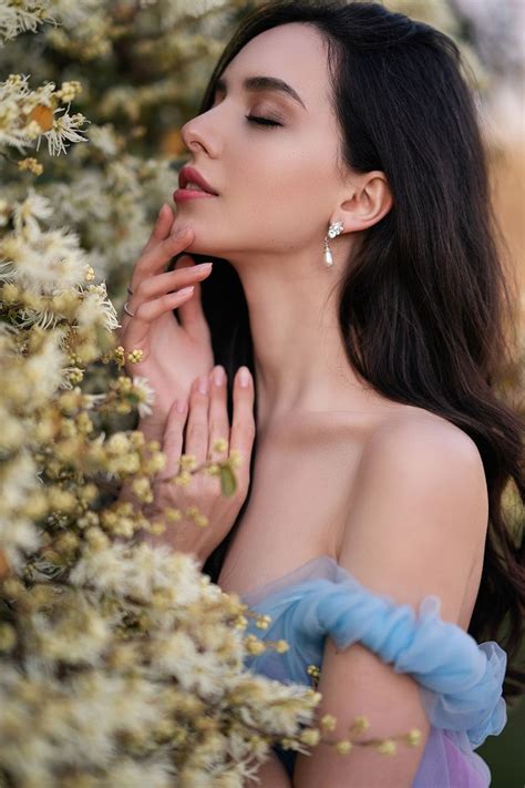 Цветущие сады девушка и цветы Модельные позы Фотосъемка Женский портрет