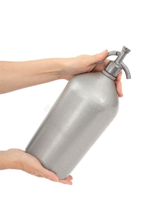 Las Manos De Las Mujeres Sostienen Un Sifón Con Agua De Soda Aislada En