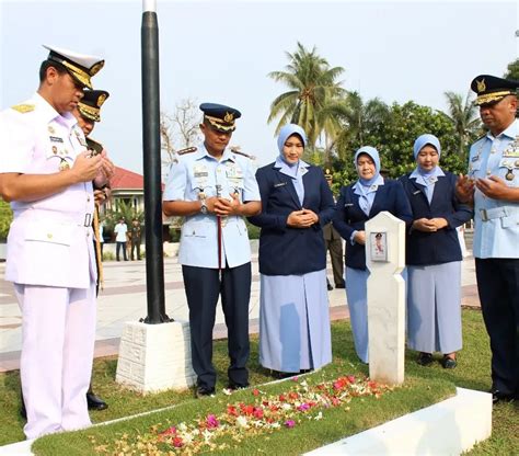 Mengenang Arwah Dan Jasa Para Pahlawan Lanud RHF Ikuti Upacara Ziarah Dan Tabur Bunga Dalam