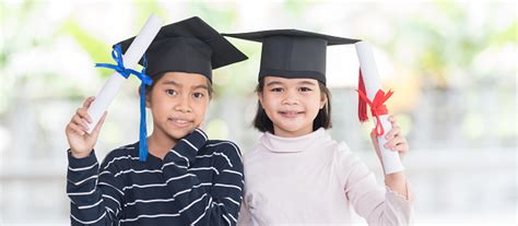 졸업 모자를 가진 두 개의 행복한 아시아 여성 학교 아이 졸업생은 압연 인증서를 보유하고 졸업식에 대한 스톡 사진 및 기타 이미지 졸업식 2명 고등학교 이하 Istock