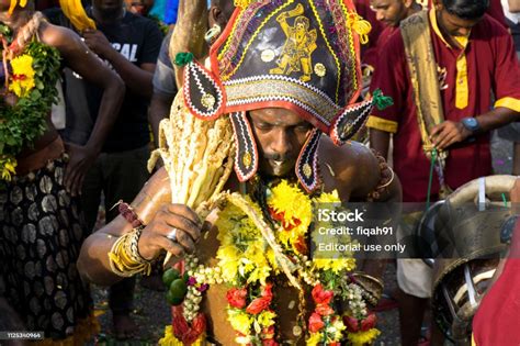 축 하와 신봉자 Kavadi 타이 푸 삼 축제 기간 동안 행사 기도 축복에 대 한 준비를 들고 Thaipusam에 대한 스톡