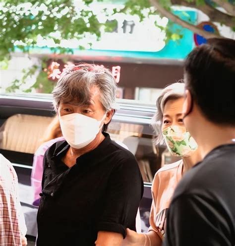 75歲林子祥定居廣州！攜葉倩文酒樓用餐被拍，頭髮花白精神尚可 每日頭條